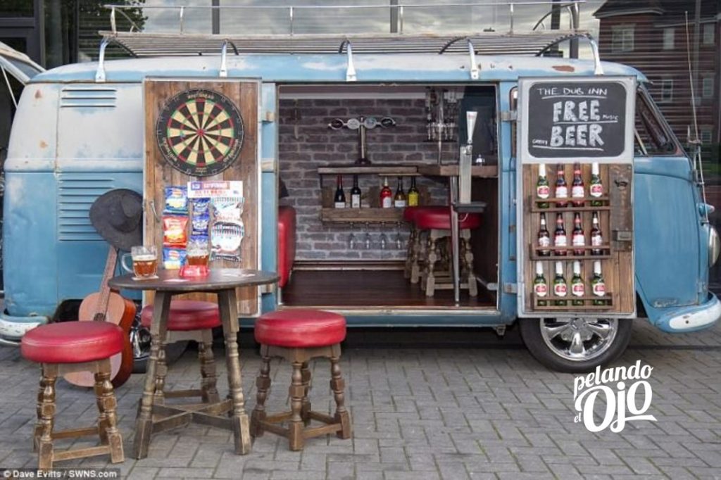 Transformó su carro en un bar móvil y va a donde necesiten cerveza ...